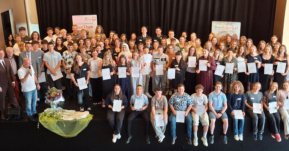 90 Schülerinnen und Schüler erhalten ihre FSSJ-Abschlusszeugnisse