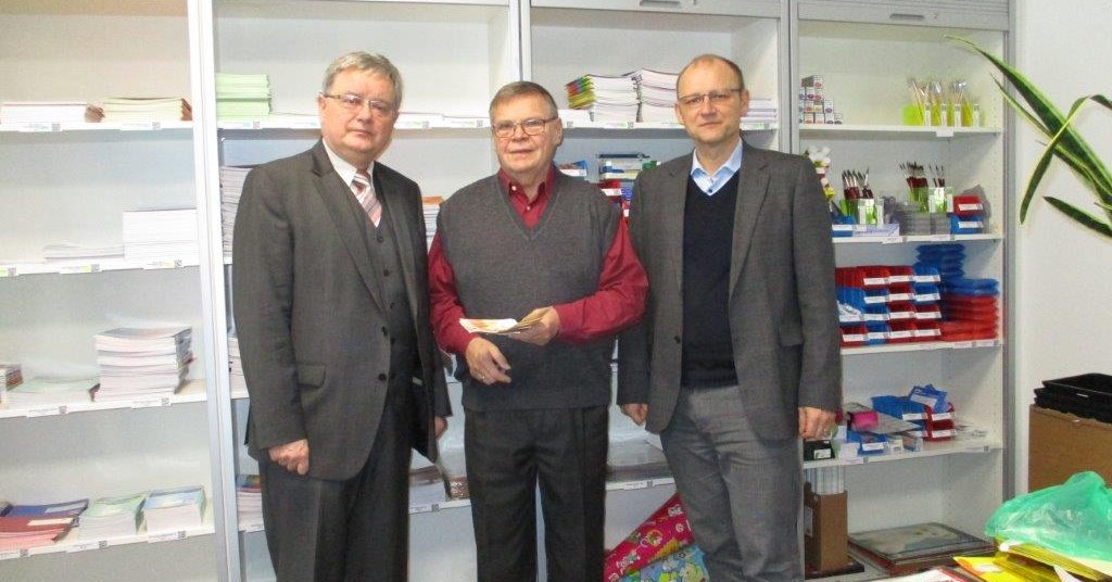 Theatergruppe übergibt großzügige Spende an Schulmaterialladen Grünstift