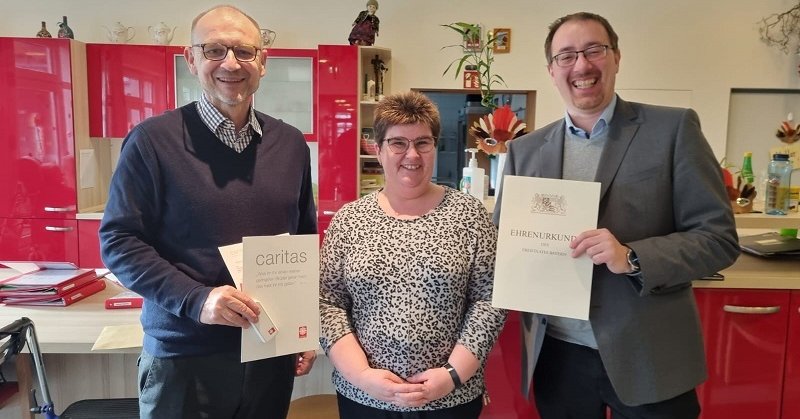 Christine Schmitt wird mit der goldenen Ehrennadel der Caritas ...